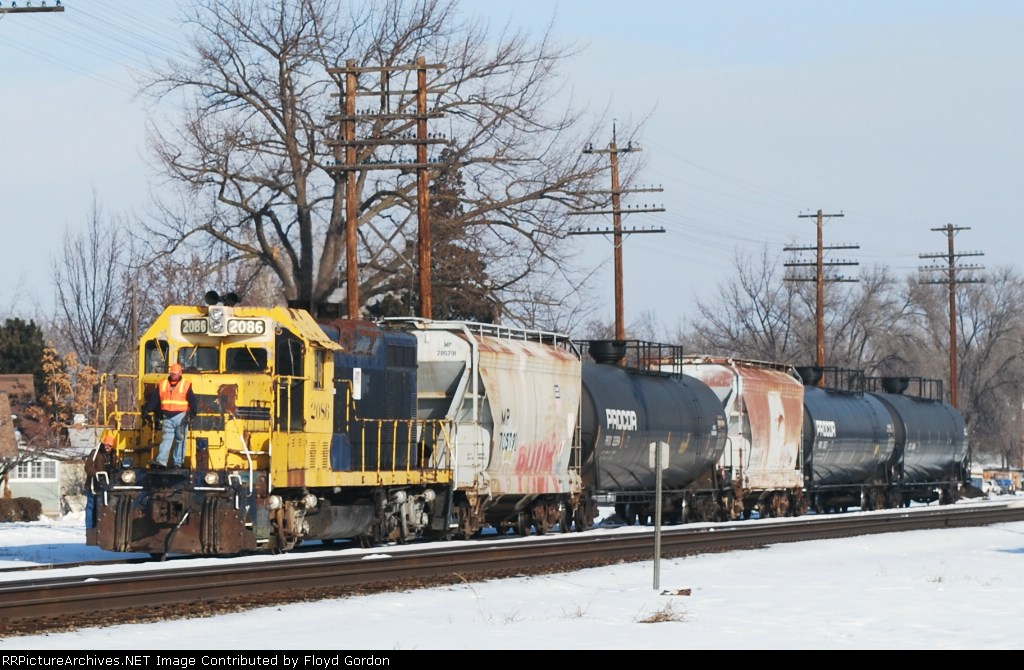 WTJR 2086 (INPR) heads home with cut of cars